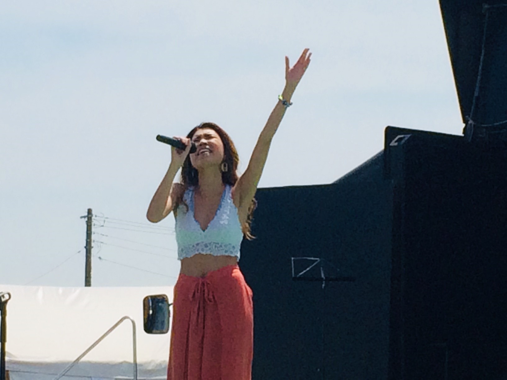 Saashaがサザンビーチちがさきで熱唱 湘南祭のメインステージに登場 | DroneTribune (ドローントリビューン)