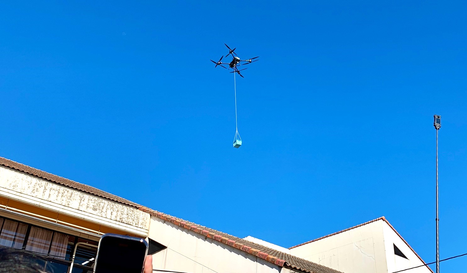 セキド、DJIの物流機FlyCart30を実演 25㎏を吊り下げ安定運搬 | DroneTribune (ドローントリビューン)